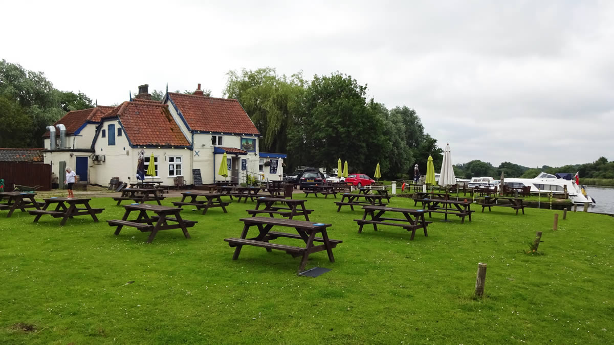 Suggestions of first and last night stopovers on a Norfolk Broads ...